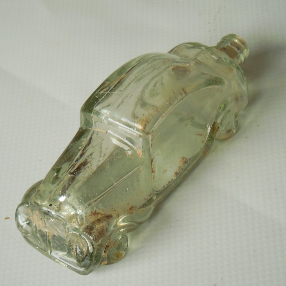 STICLUTA VECHE DE PARFUM IN FORMA DE MASINUTA | arhiva Okazii.ro