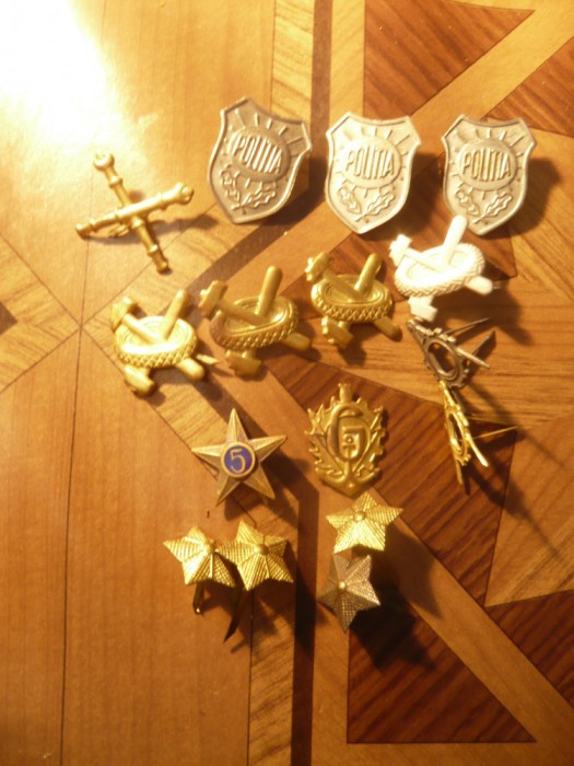 18 Insemne Militare metalice de arma si de grad | Okazii.ro