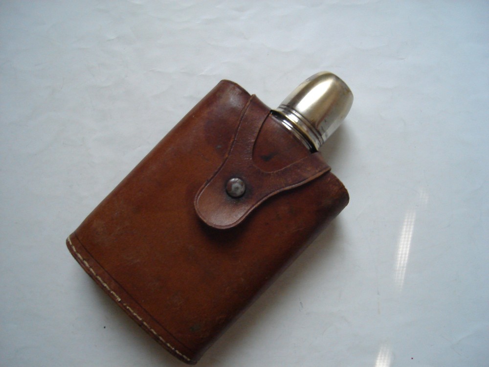 Polsca/butelca din sticla cu toc din piele, 100 ml | Okazii.ro