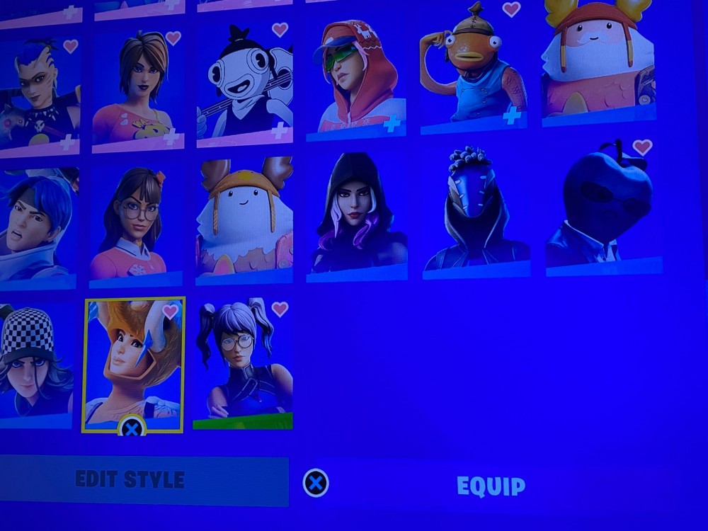 Cont de fortnite cu 65+ skinuri plus Neo Versa | arhiva Okazii.ro