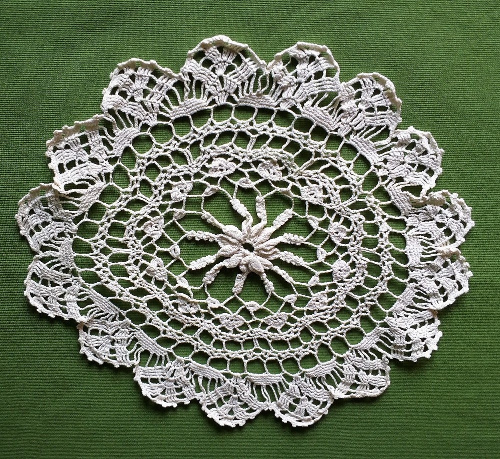 Servetel crosetat vechi, mileu mileuri macrame deosebite | arhiva Okazii.ro