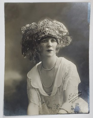 STUDIO EMERA , PARIS , TANARA CU PALARIE DIN DANTELA , FOTOGRAFIE DE ...