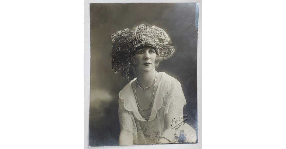 STUDIO EMERA , PARIS , TANARA CU PALARIE DIN DANTELA , FOTOGRAFIE DE ...