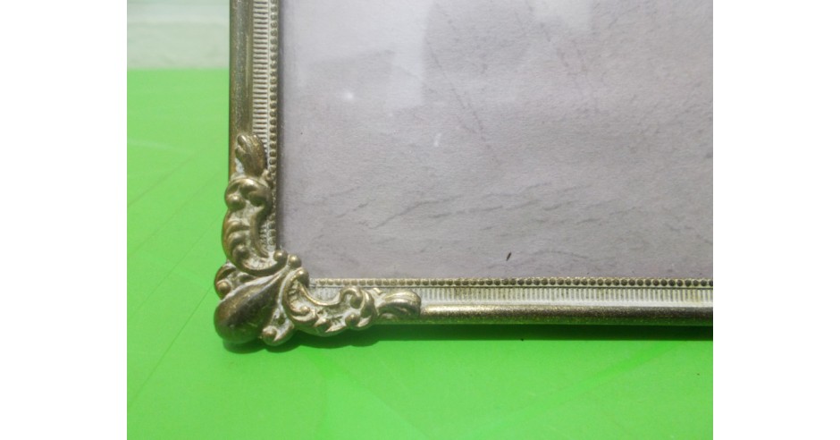 RAMA metalica pentru fotografii , 24 x 18 cm , sticla bombata , anii ...