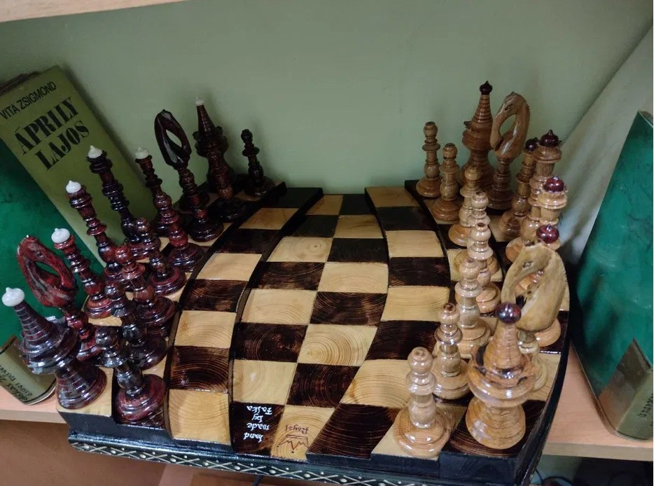 Tabla de sah 3D, din lemn, executata manual. | arhiva Okazii.ro