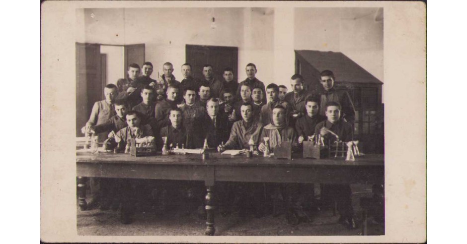 B2980 Poza elevi romani in laborator perioada interbelica | arhiva ...