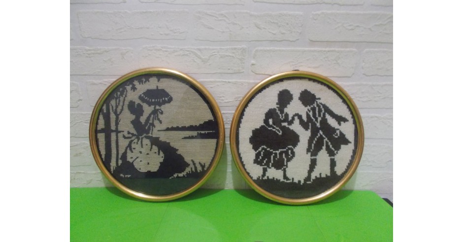 Doua TABLOURI CUSUTE cu SCENE DE EPOCA , rama din LEMN AURIT ...