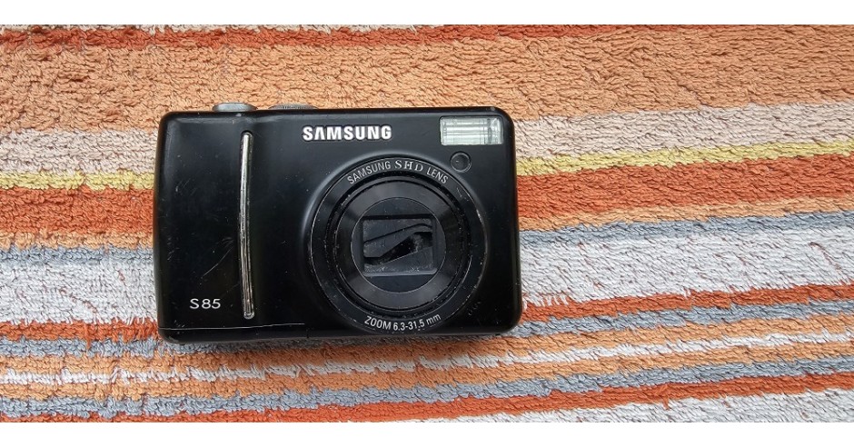 APARAT FOTO DIGITAL SAMSUNG S85 , NU FUNCTIONEAZA , ARE DISPLAY SPART ...