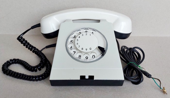 Telefon romanesc cu disc din anii 80 tip RS-77481, model EM-72 ...
