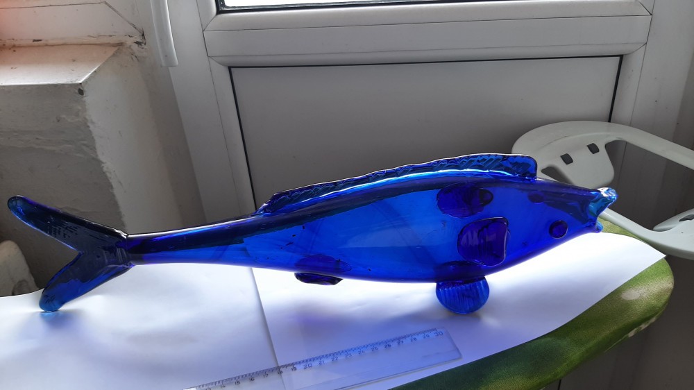 Bibelou: Peste de sticla albastru, aproximativ 50 mm. urme fine de ...