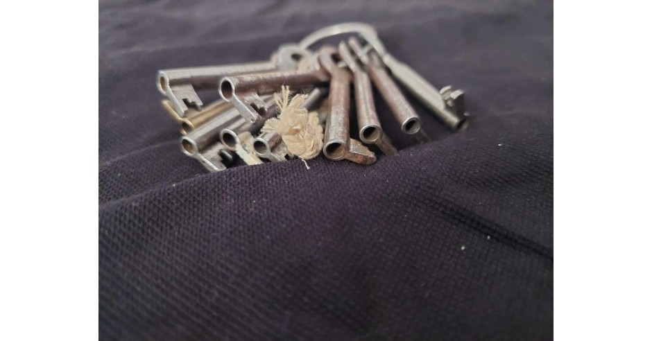 Antichitate-cheie/chei vechi pt.mobilier de epoca,dulapuri,sifoniere ...