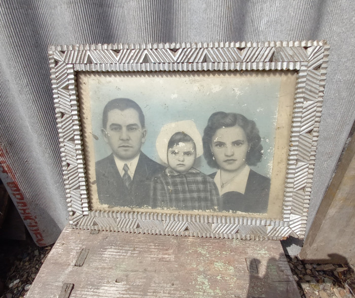 Rama veche din lemn cu fotografie de familie | Okazii.ro