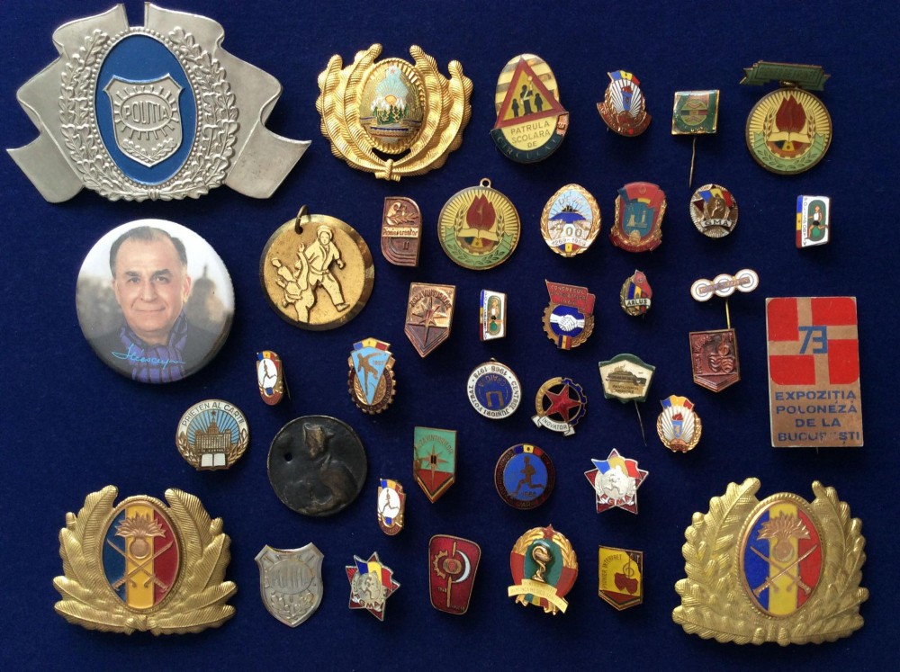Insigne militare -Insigne Romania - Lot diferite insigne si efecte ...