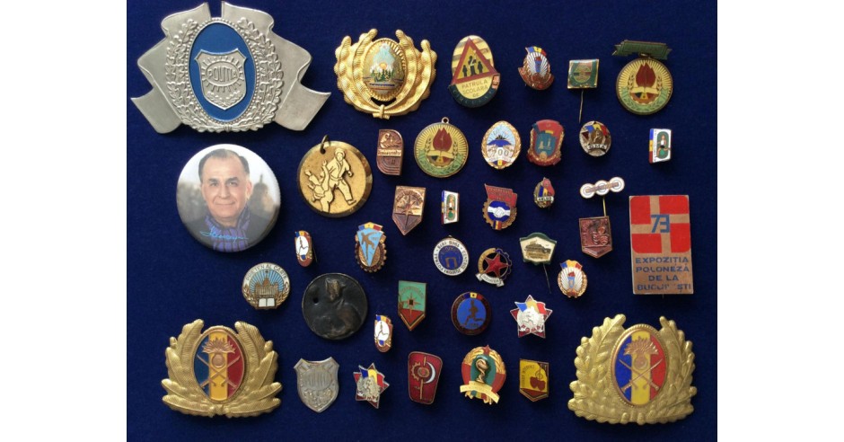 Insigne militare -Insigne Romania - Lot diferite insigne si efecte ...