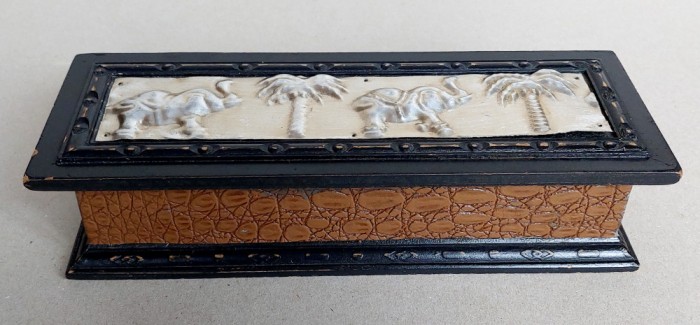Caseta vintage Maroc din lemn, piele si foita de aluminiu, cu ornamente ...