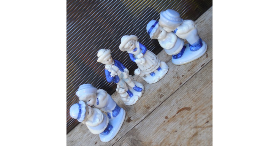 SET 4 BIBELOURI VECHI DIN PORTELAN - STATUETE REPREZENTAND COPII ...