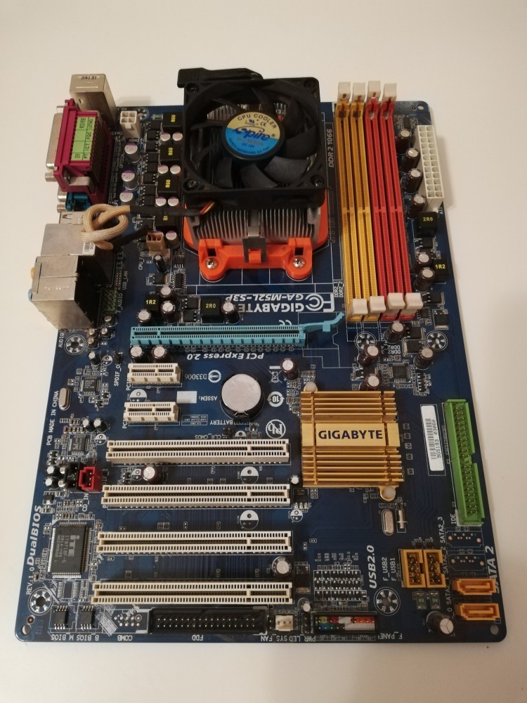 Kit socket AM2 placa baza Gigabyte GA-M52L-S3P+AMD Athlon X2 4450E 2 ...