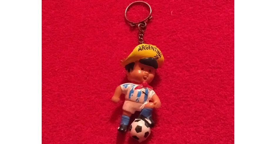 Breloc fotbal (vechi) - Mascota "GAUCHITO" ARGENTINA (CM 1978) | Okazii.ro