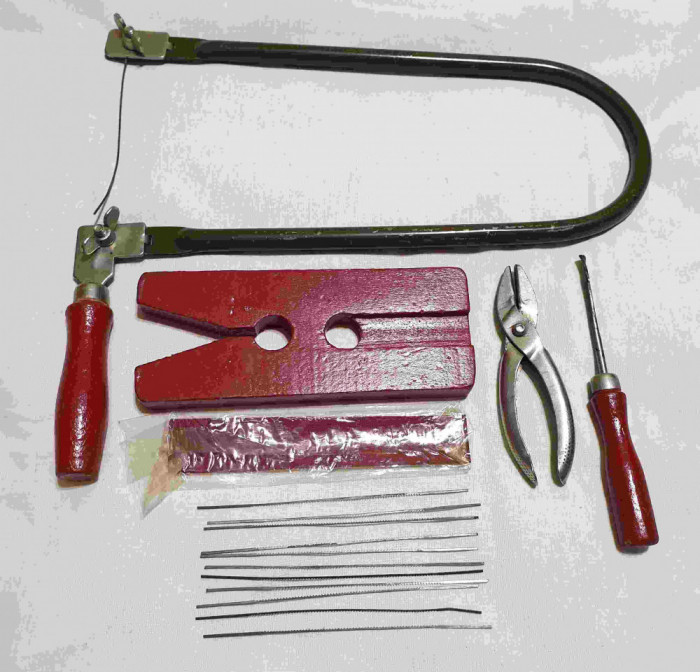 Trusa de traforaj - Jucarie veche romaneasca de colectie, anii 1970 uz ...