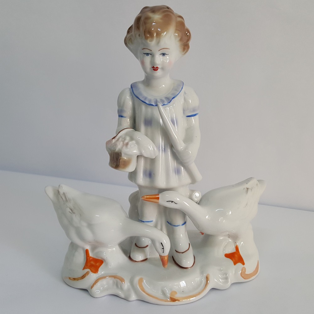 Fata cu gaste bibelou portelan romanesc vechi, vintage | arhiva Okazii.ro