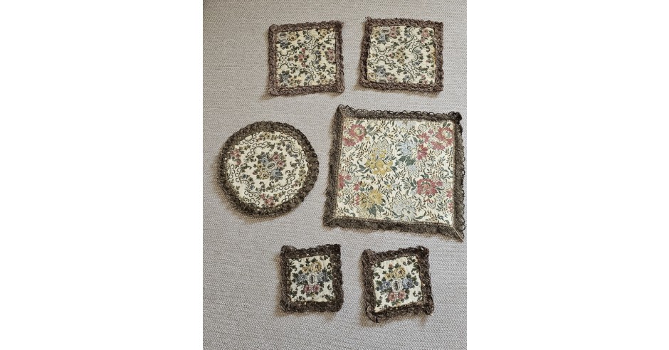 SASE MILEURI VECHI DIN MATERIAL TIP TAPISERIE CU MARGINI FIRE METALICE ...