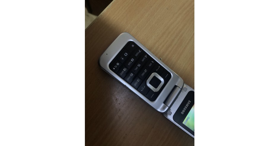 TELEFON CU CLAPETA SI BUTOANE MARI SAMSUNG | arhiva Okazii.ro