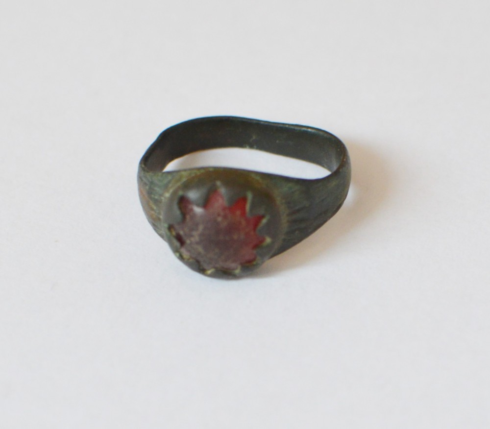 Inel medieval de bronz cu sticla rosie Anglia | arhiva Okazii.ro