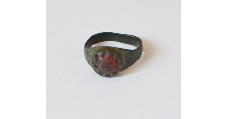 Inel medieval de bronz cu sticla rosie Anglia | arhiva Okazii.ro