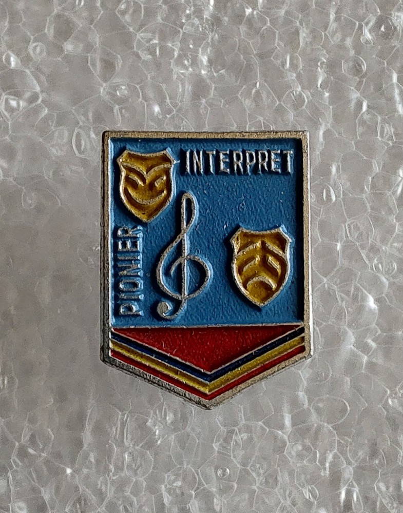 Insigna pionieri - Pionier interpret aluminiu | arhiva Okazii.ro