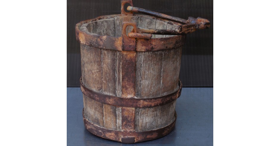 CIUTURA / GALEATA MARE SI FOARTE VECHE DE LA O FANTANA CU CUMPANA ...