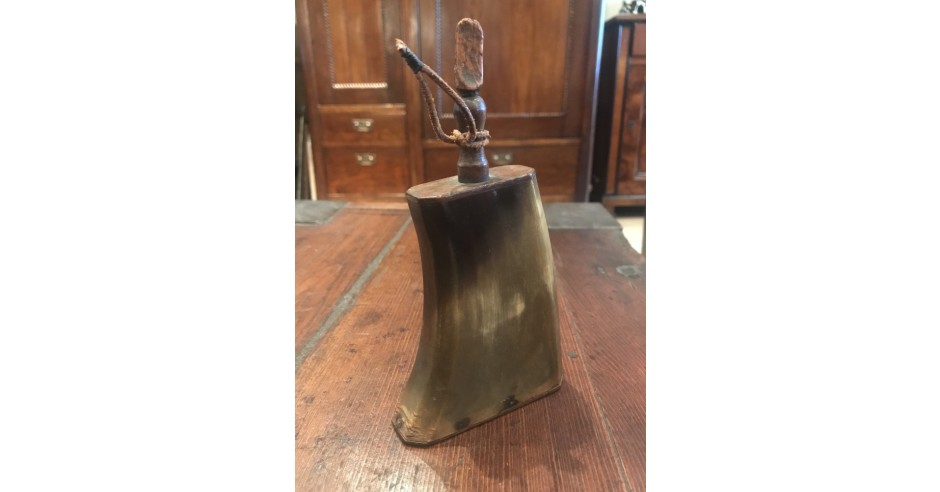 Nr. 631 Plosca veche pentru praf de pusca din os, sec XIX. | arhiva ...