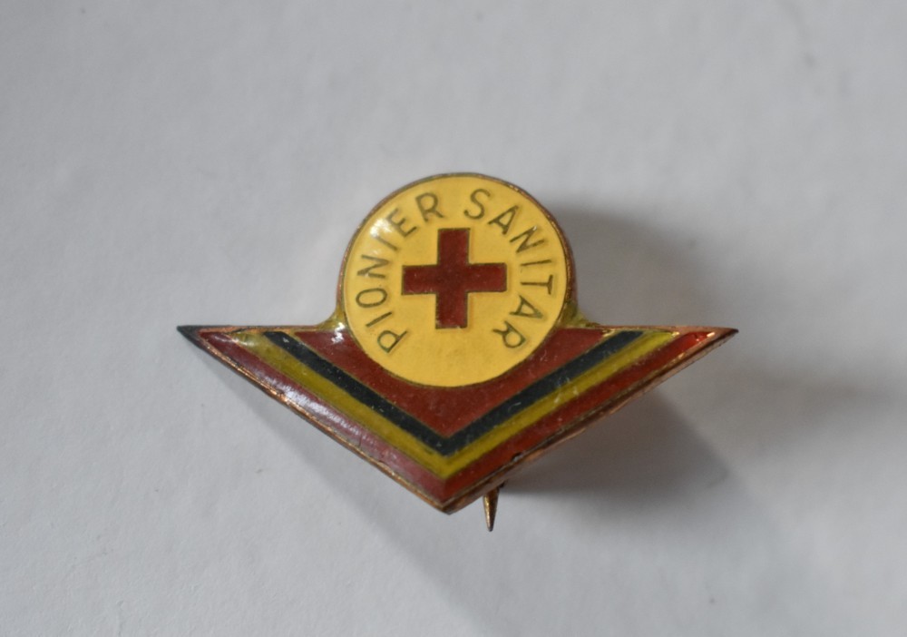 Insigna Pionier Pionieri - Pionier Sanitar - fara clasa | arhiva Okazii.ro