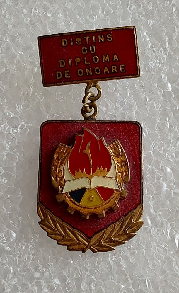 Insigna - medalie pionieri - Distins cu diploma de onoare - trei zale ...