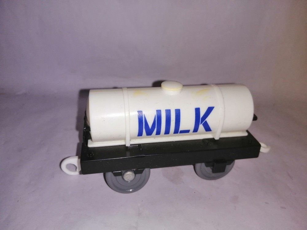 bnk jc Thomas si prietenii Plarail - Vagon cisterna de lapte - Tomy ...