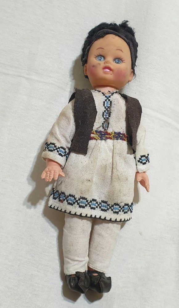 Jucarie veche Romaneasca Epoca de Aur papusa baiat taran in costum ...