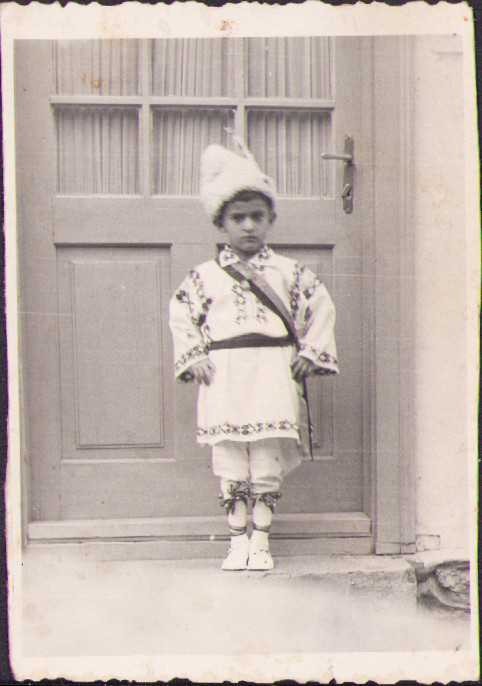 C2 Calusar copil perioada interbelica Romania port popular | arhiva ...