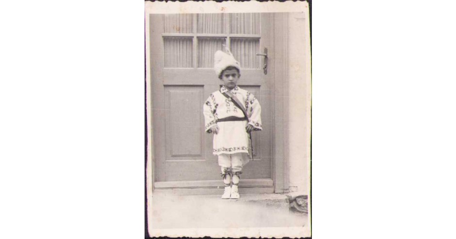 C2 Calusar copil perioada interbelica Romania port popular | arhiva ...