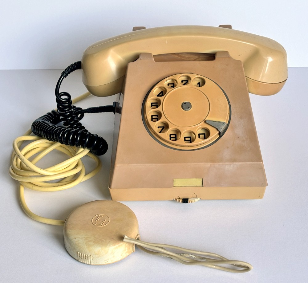 Telefon romanesc cu disc tip RS-72492, model EM-72, cu priza si schema ...