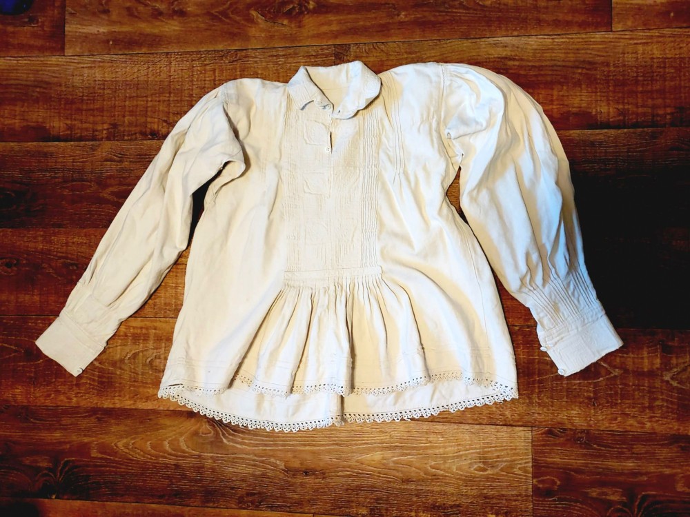 ** Ie camasa veche barbateasca zona Lapus Maramures, costum popular ...