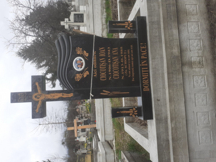 Monumente funerare granit cruci mozaic morminte cavou capace vaze ...