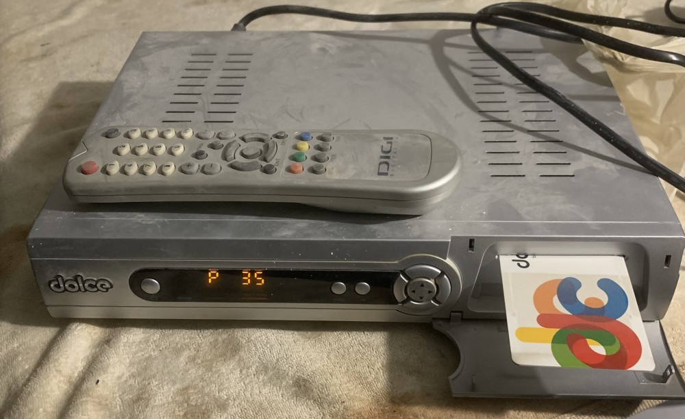 Aparat / decodor Dolce Digi receiver telecomanda tv satelit | arhiva ...