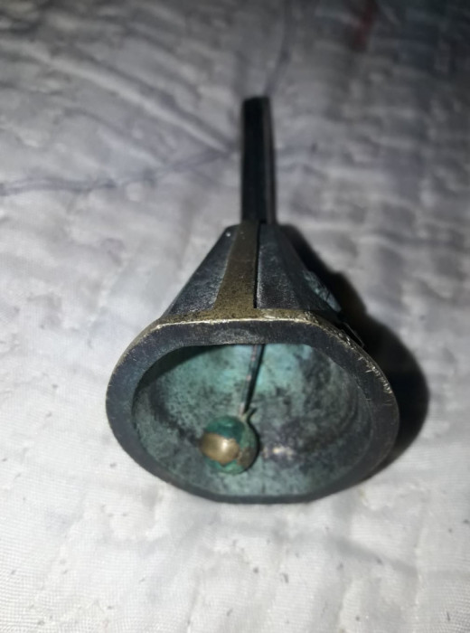 Clopot/clopote vechi/vintage superb realizat si estetic,poze reflecta ...