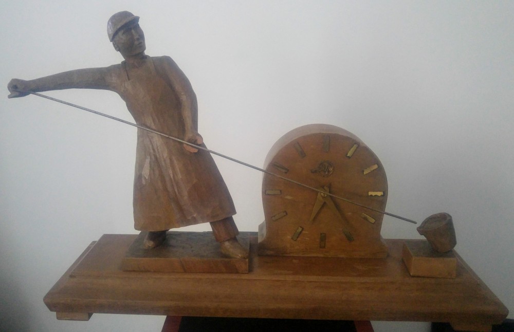 Ceas din lemn, Victoria Arad// masiv, cu statueta unui siderurgist ...