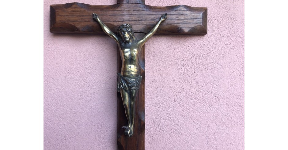 Cruce veche sculptata in lemn cu Isus metalic rastignit | arhiva Okazii.ro