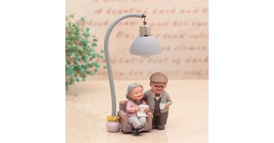 Figurina Bunic si Bunica pe canapea cu felinar, rasina, 17 cm | Okazii.ro