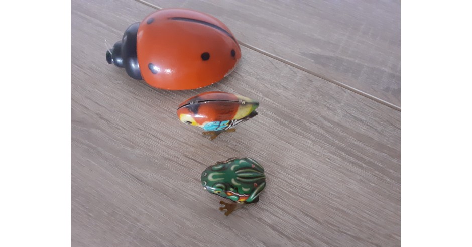 Jucarii vechi tabla, 2 cu cheita (lipseste o cheita): buburuza ...