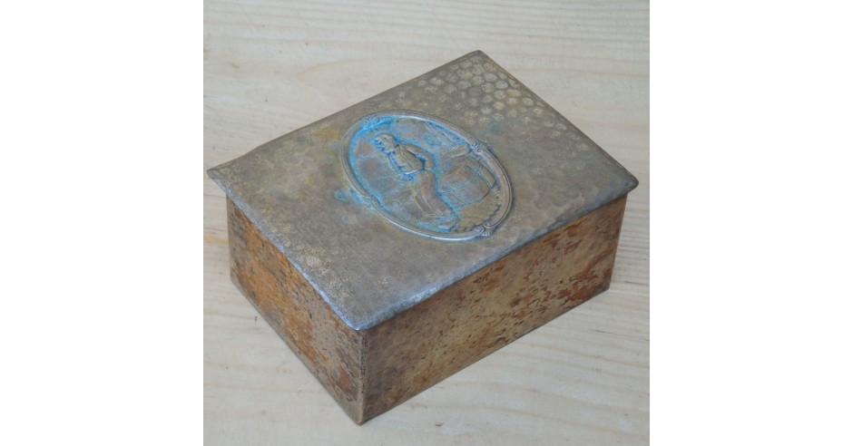 CUTIE METALICA VECHE DE BIJUTERII - FACUTA DIN TABLA SI ALAMA EMBOSATA ...