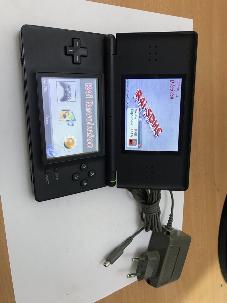 CONSOLA NINTENDO DS LITE + CARD R4 PLIN CU JOCURI | arhiva Okazii.ro