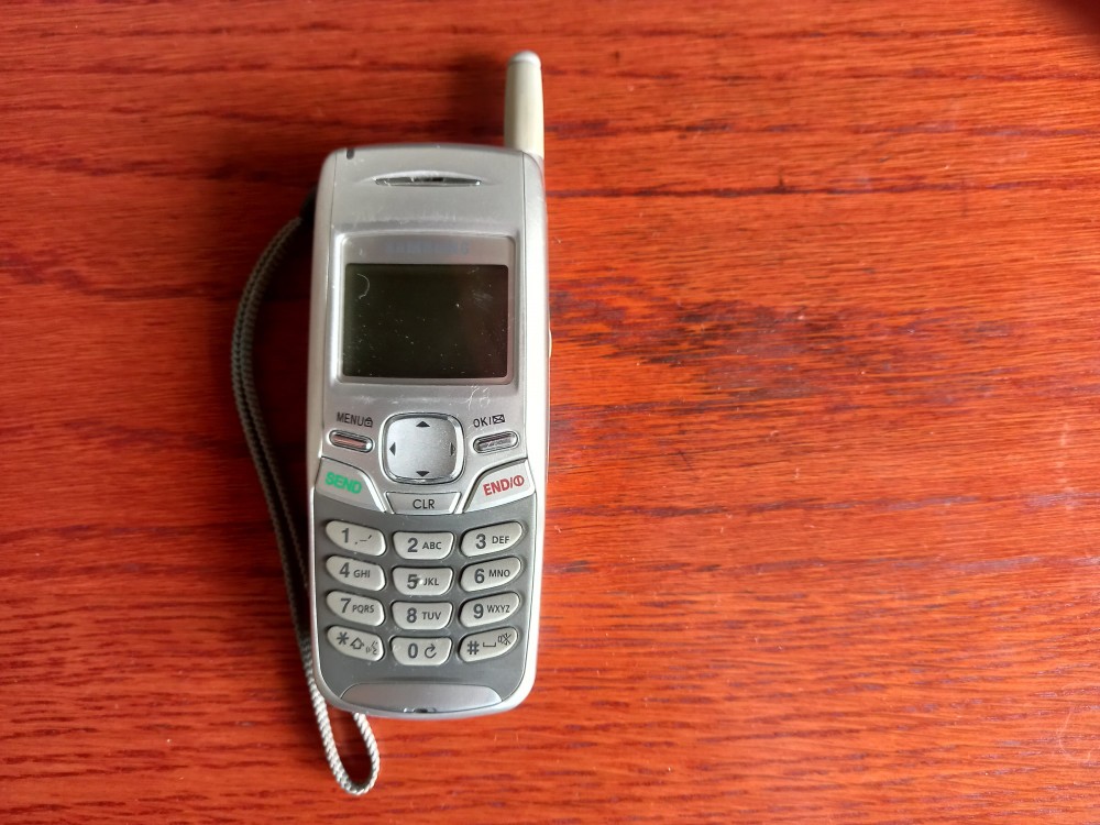 Telefon mobil Samsung gri argintiu cu taste si antena extensibila ...