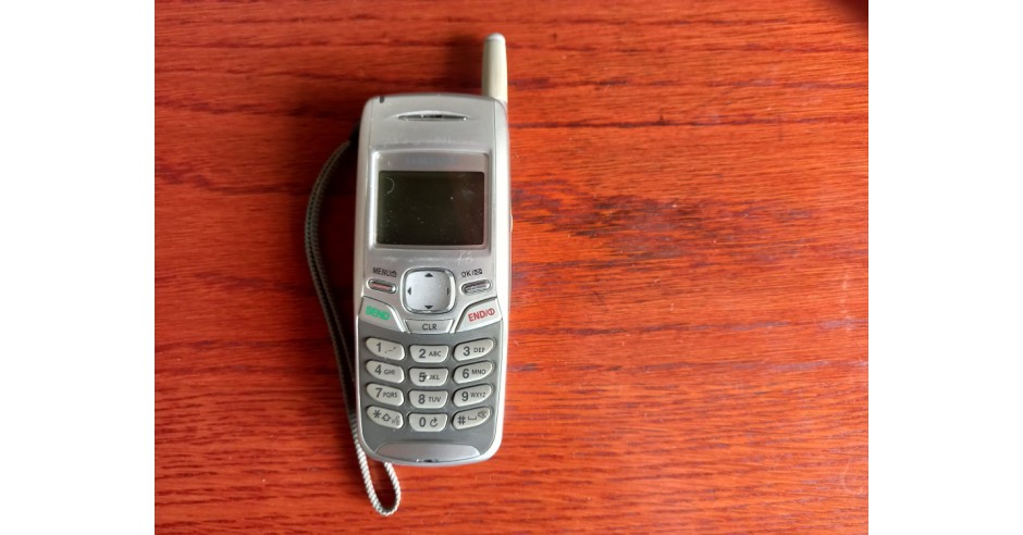 Telefon mobil Samsung gri argintiu cu taste si antena extensibila ...